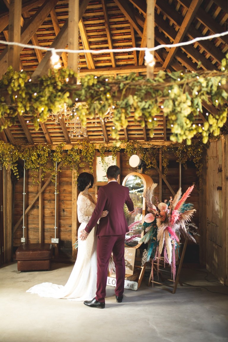 Bright, Fresh & Unique Barn Wedding ⋆ Unconventional Wedding